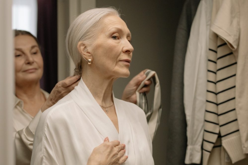 Go Gray: 7 Tips to Make the Transition Seamless - One Minute Hacks